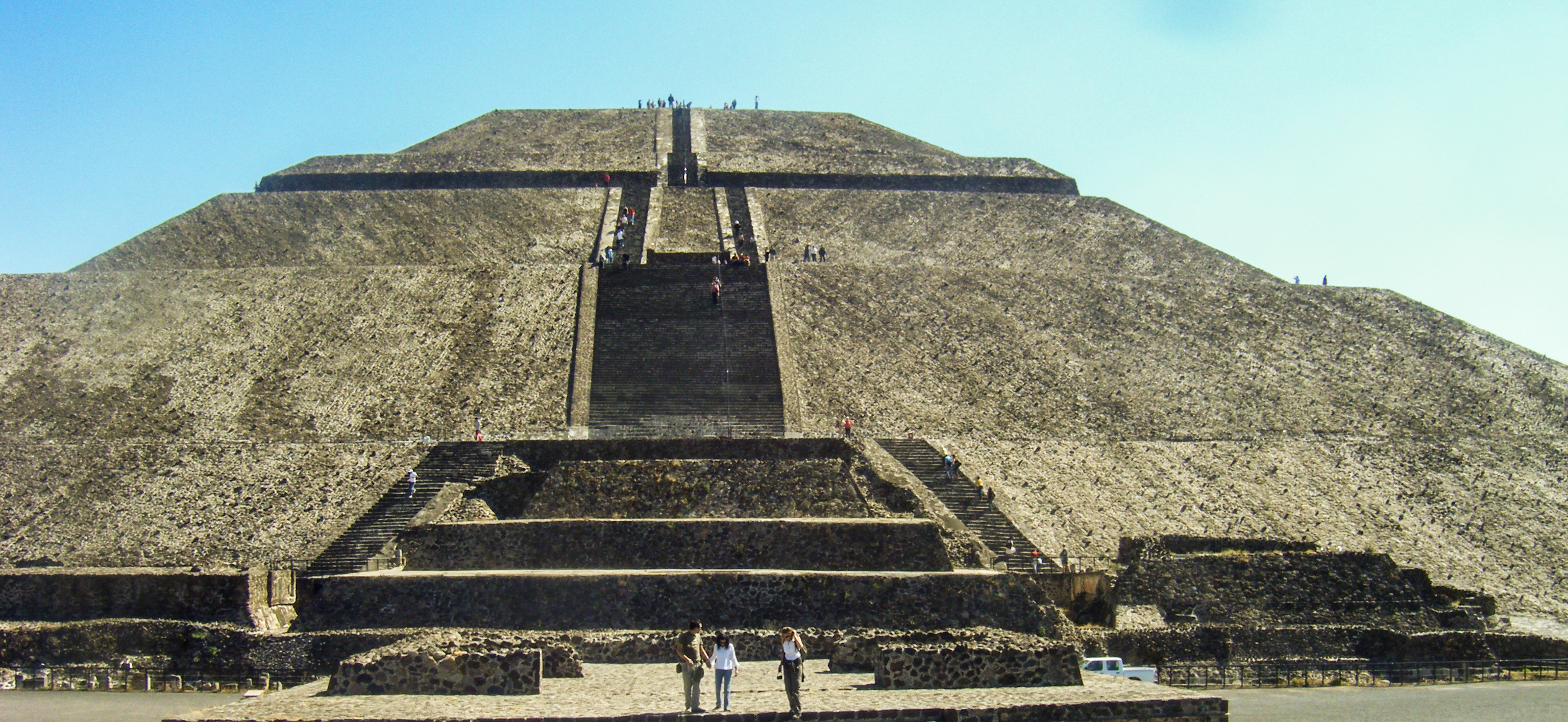 pyramids of the sun and the moon 2 - Awesome Explorations